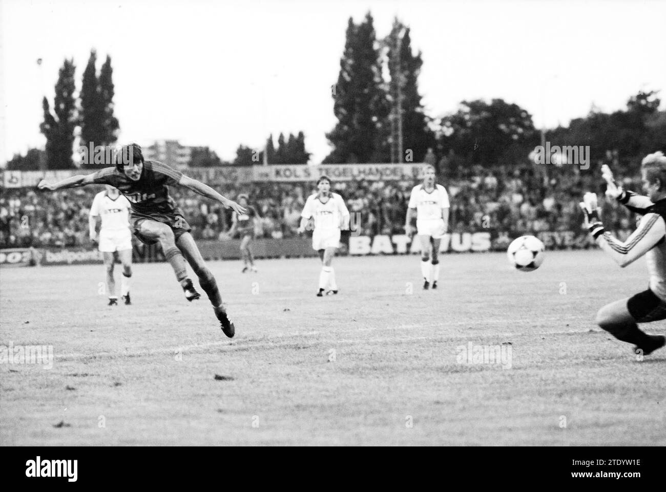 Fußballspiel FC Haarlem - Ajax, 00-08-1982, Whizgle News from the Past ...