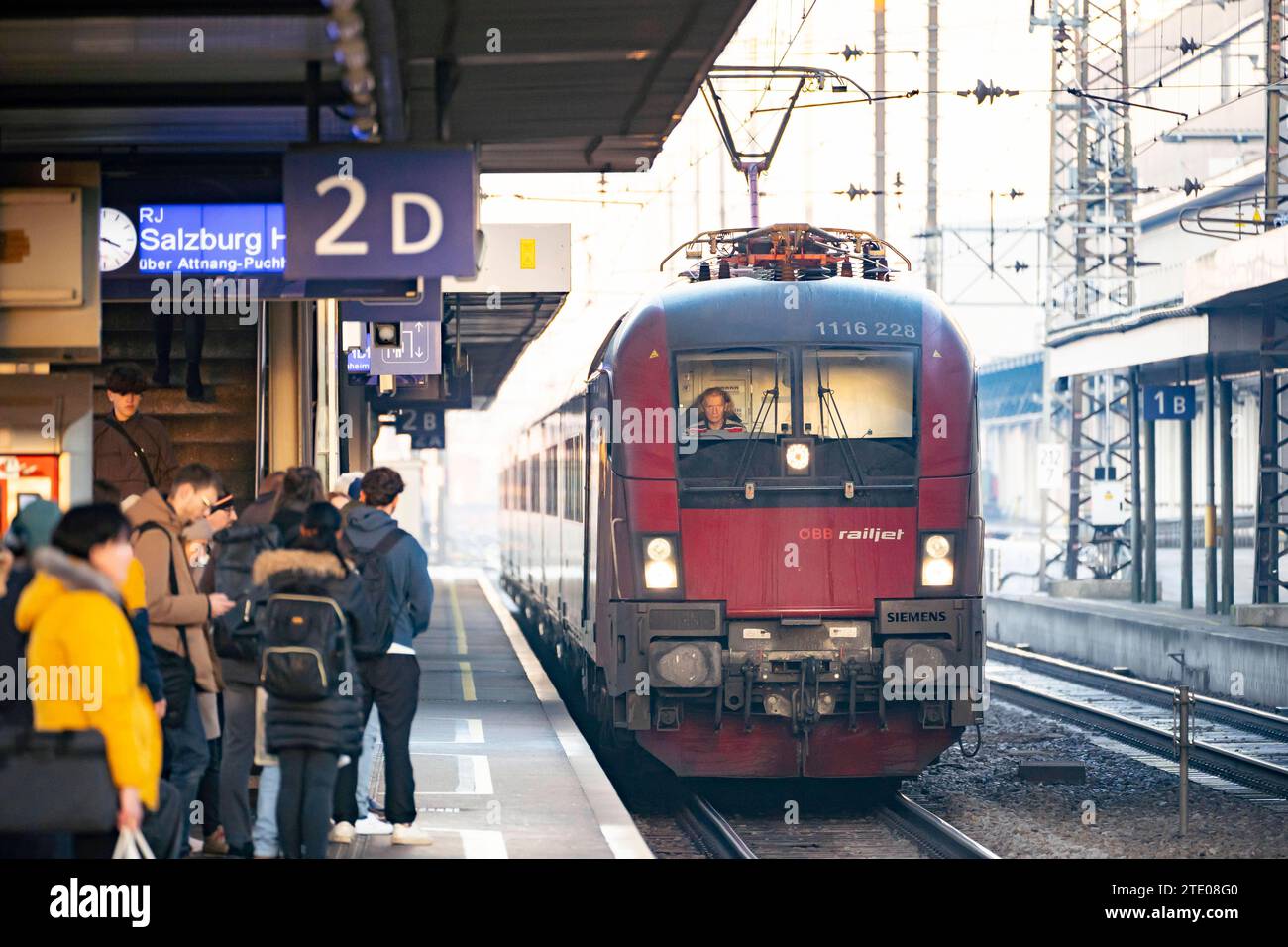 Wels, Österreich. 19. Dezember 2023. Railjet Fernverkehrszug der ...
