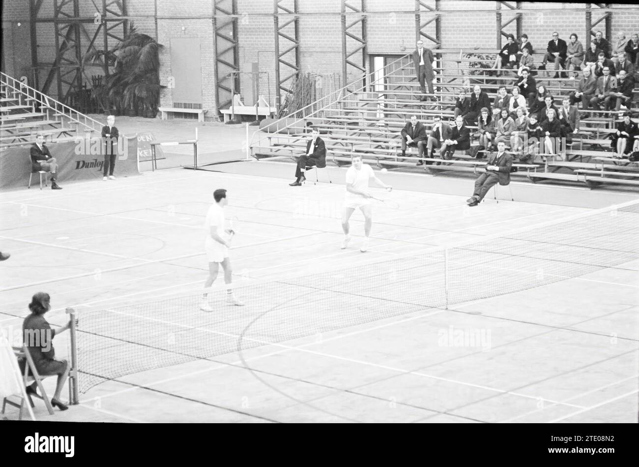 Tennisspiel für Herren in der Kennemer Sports Hall: Tom Okker und Nick ...