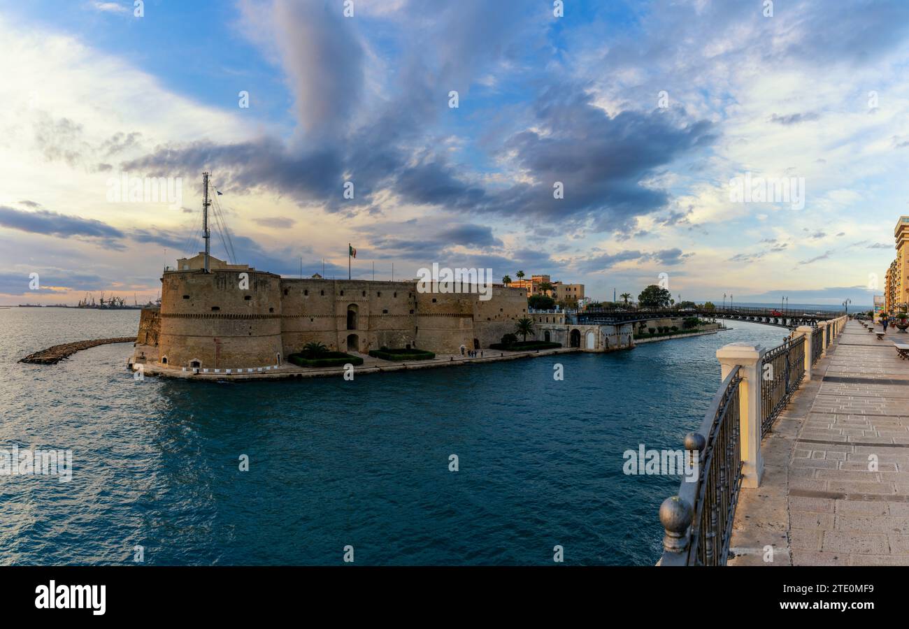 Golf von tarent -Fotos und -Bildmaterial in hoher Auflösung – Alamy