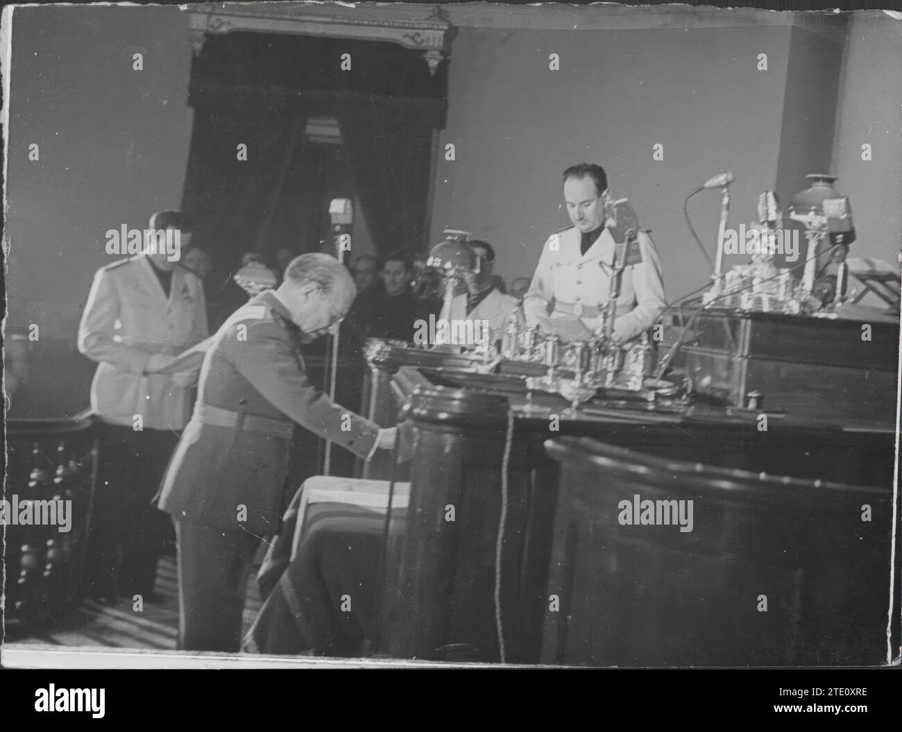 12/07/1942. Madrid. Die Vereidigung des III. nationalrates der Falange ...