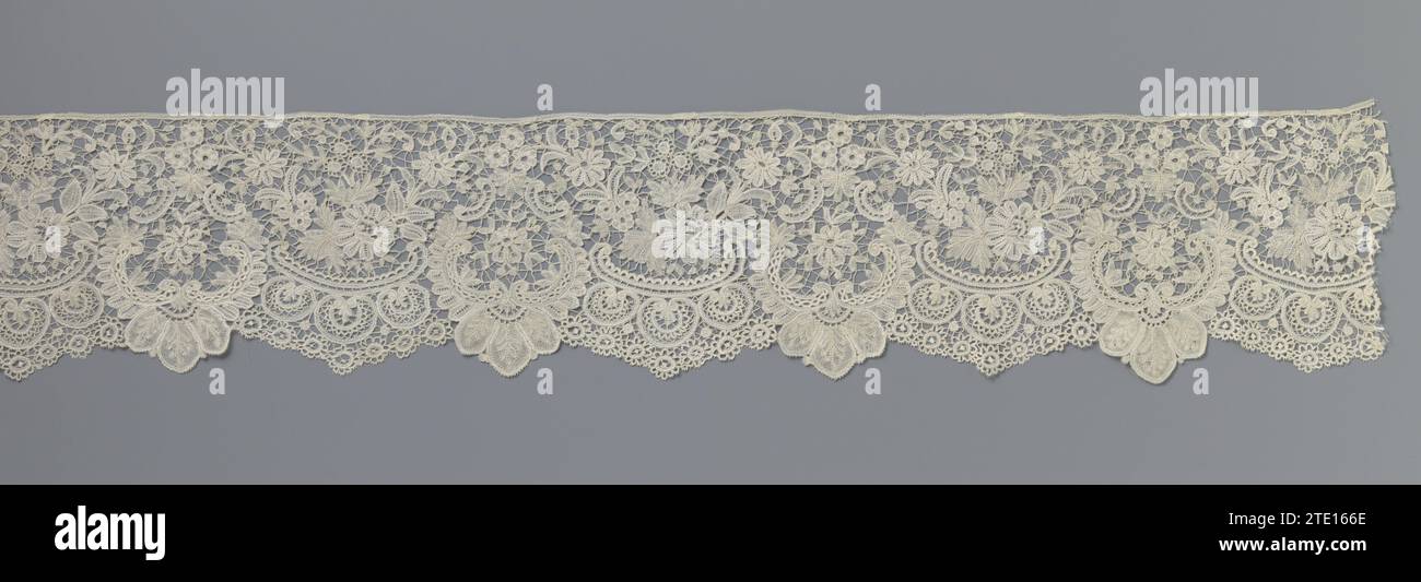 Streifenspule mit zwei Kompositionen von C-Voluten und Gänseblümchen ...