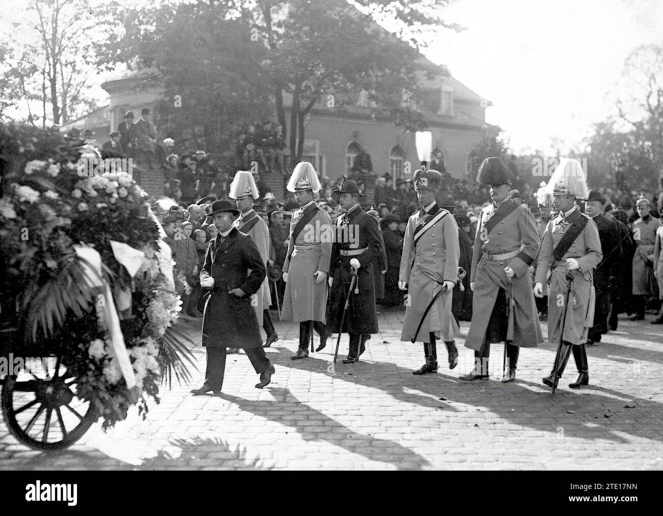 09/30/1913. Nach der "Zeppelin"-Katastrophe. Die sechs Söhne des ...