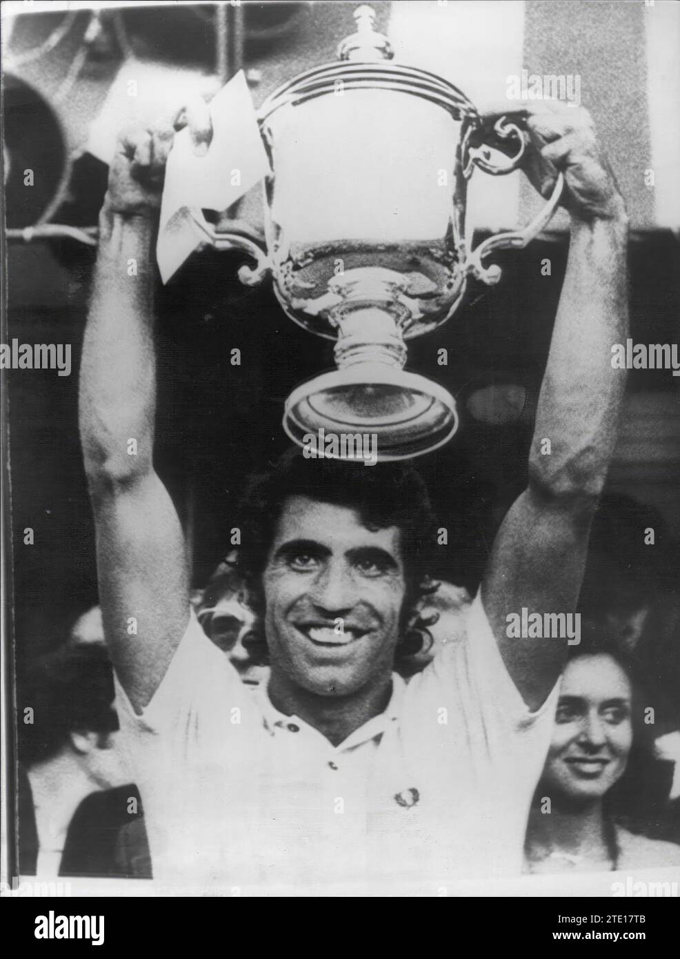 09/07/1975. Manolo Orantes Smiles hält die Trophäe, die ihn als ...