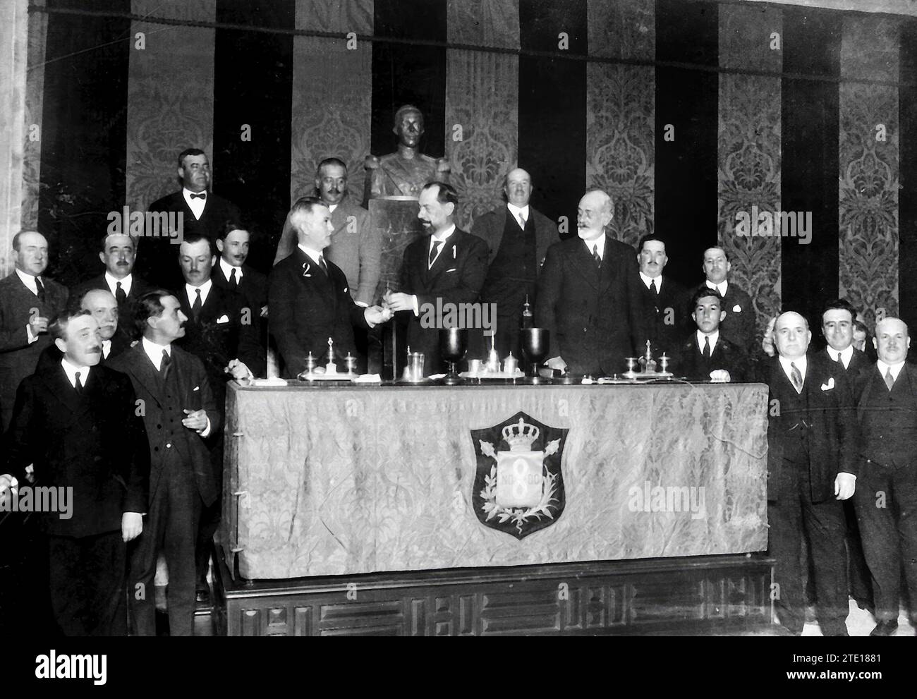 03/25/1926. Sevilla. Das neue Rathaus. Der Zivilgouverneur Cruz Conde (1) überreichte dem Grafen ...