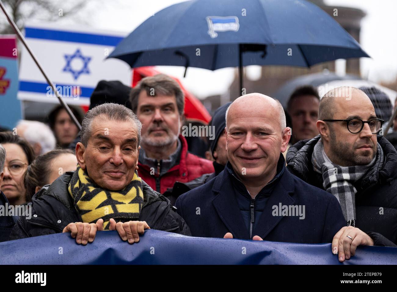 Mehrere hundert Menschen nehmen an einer Demonstration unter dem Motto ...