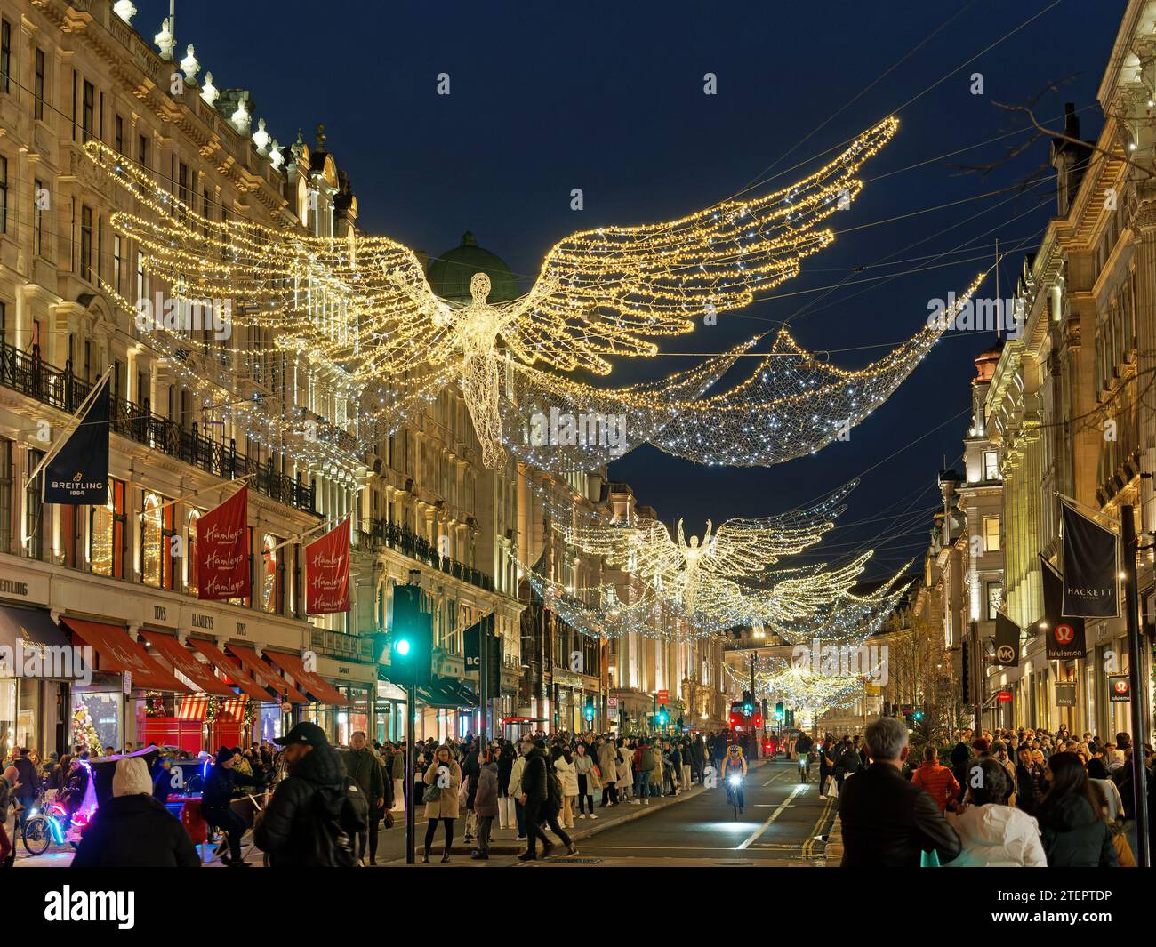 Sehen Sie sich die festliche Dekoration des Weihnachtsengels bei Nacht ... Sehen Sie sich die festliche Dekoration des Weihnachtsengels bei Nacht ...