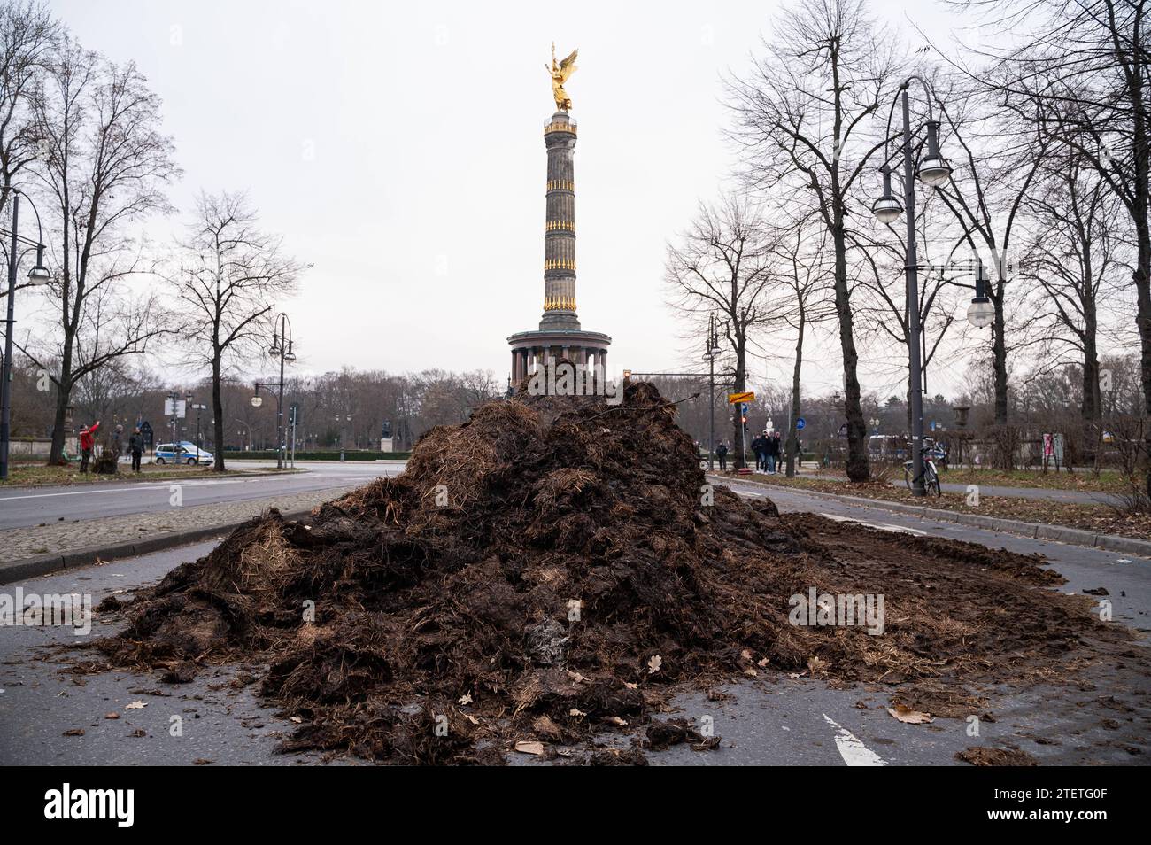 18.12.2023, Berlin, Deutschland, Europa - Landwirte haben waehrend ...