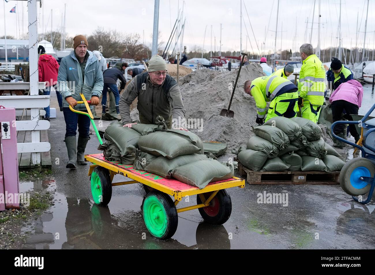 Bürger von Nivaa in Nordseeland helfen, Sandsäcke zu füllen, um den ...