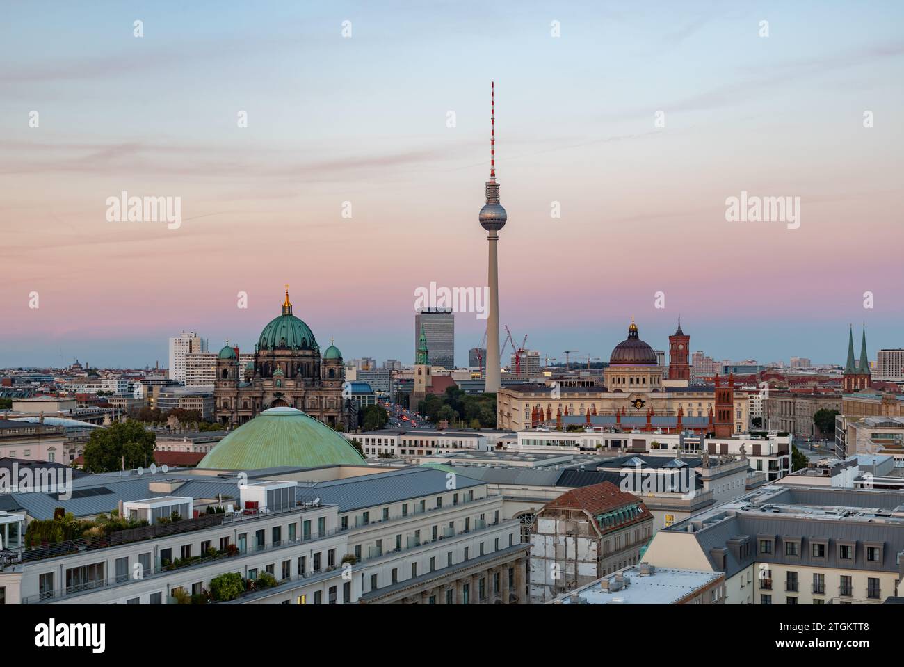 Ein Bild einiger Berliner Wahrzeichen aus der Ferne, bei ... Ein Bild einiger Berliner Wahrzeichen aus der Ferne, bei ...