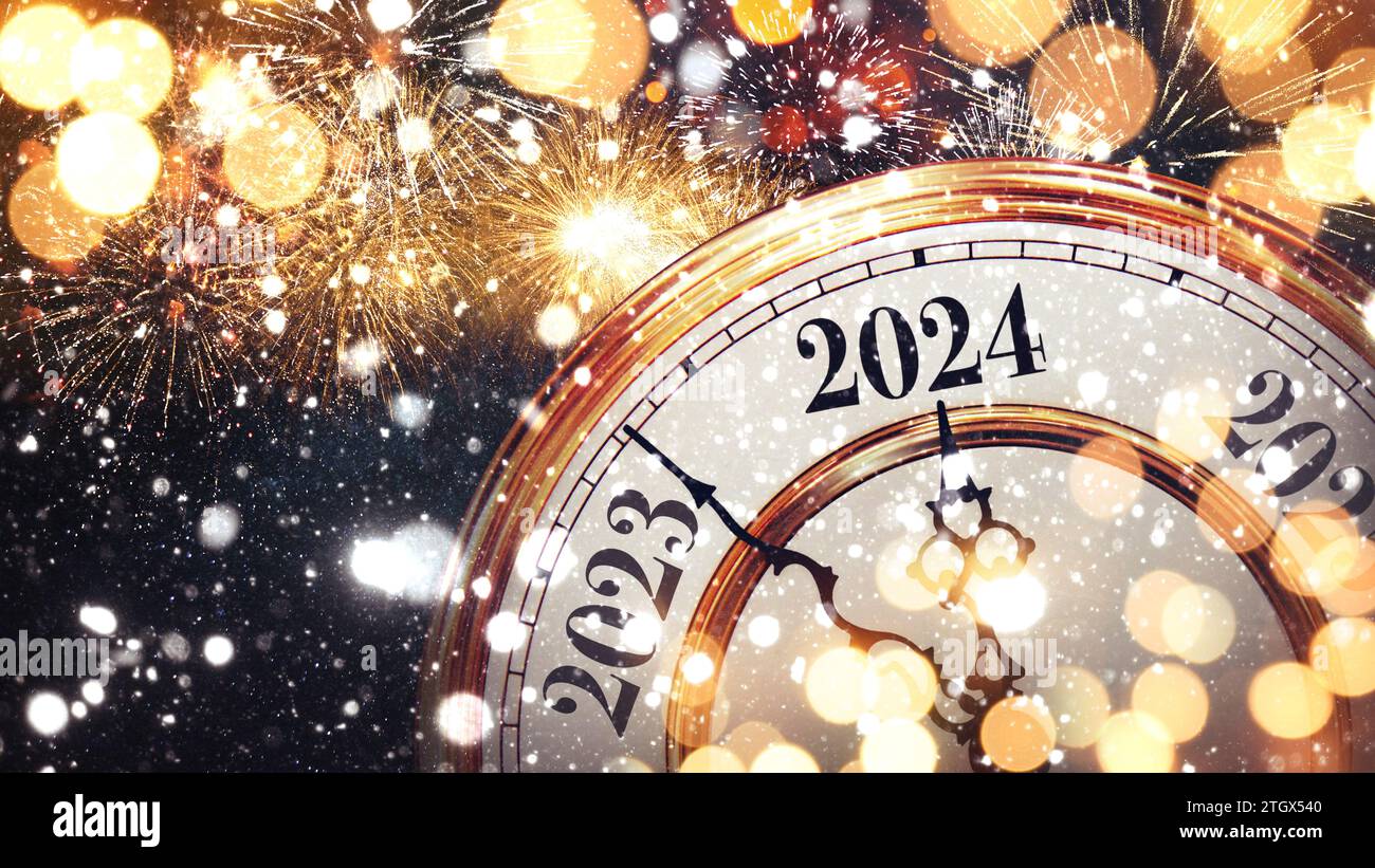 Festliche Neujahrsuhr 2024 Mit Feuerwerk Und Goldenen Bokeh-Lichtern Mit Schnee, Kreative Idee ...