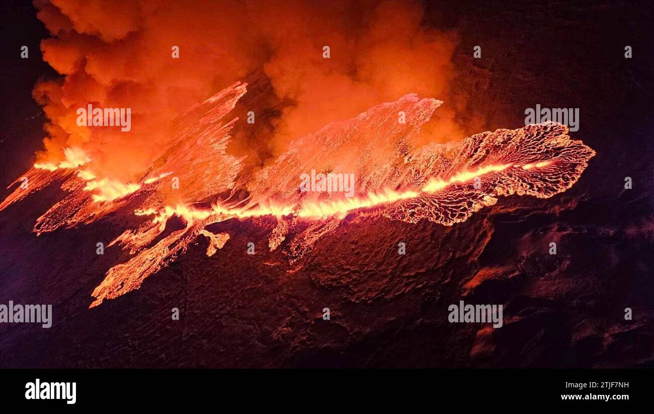 Grindavik, Island. Dezember 2023. Lava spuckt vom ausbrechenden Vulkan Fagradalsfjall auf der ...