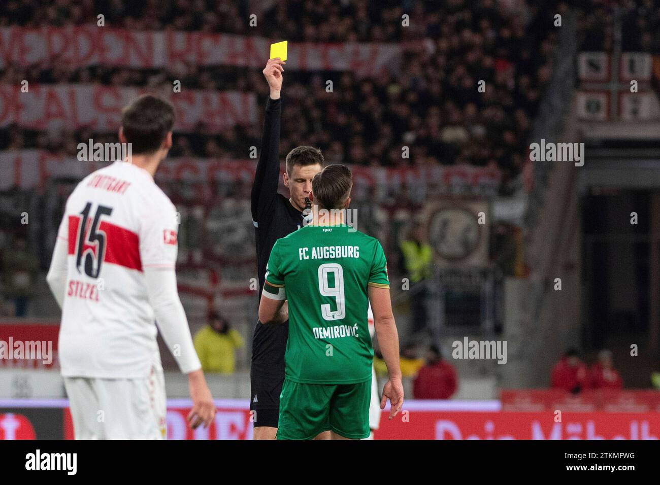 Stuttgart, Deutschland. Dezember 2023. Schiedsrichter Daniel Siebert zeigt Ermedin Demirovic (FC ...