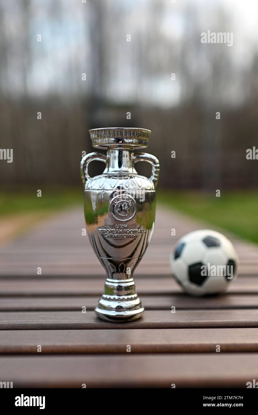 8. November 2023, Berlin, Deutschland. Der Pokal der Fußball ...