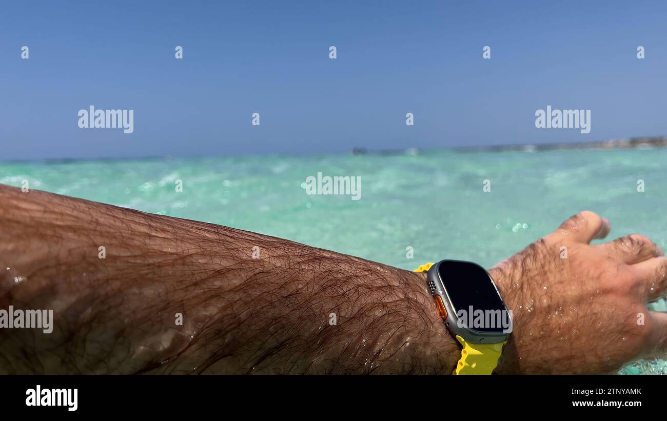 Mallorca, Spanien - 6. Juni 2023: Eine männliche Hand taucht mit einer ...