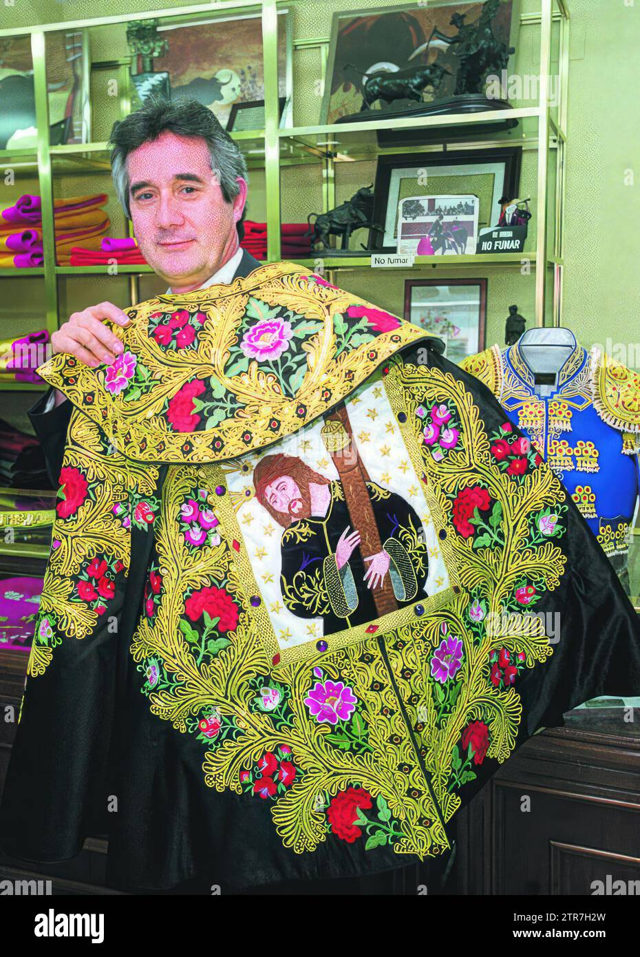 01/01/1992. Justo Algaba trägt einen wunderschönen handgestickten ...