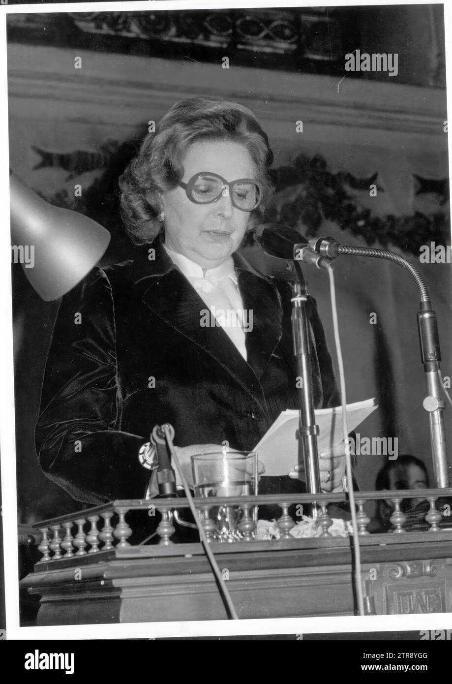 04/07/1984. Er liest seine Eingangsrede an der Royal Academy of ...