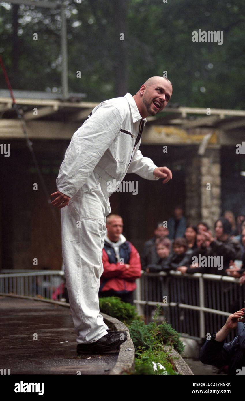 Sänger Dero Oomph bei einem Auftritt auf dem Sommertage-Open Air im ...