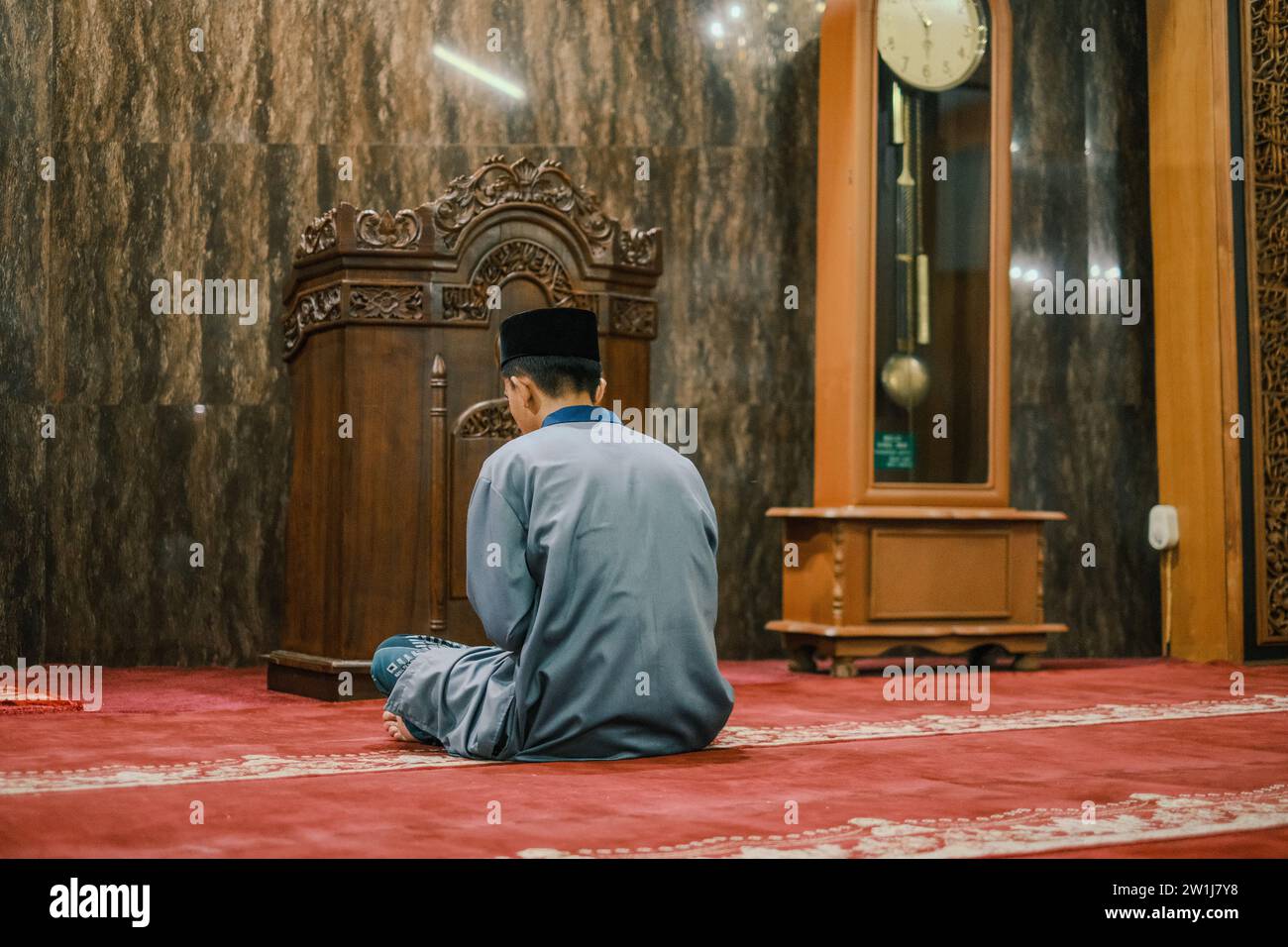 Eine ergreifende Szene entfaltet sich, wenn ein indonesischer Mann sich ...