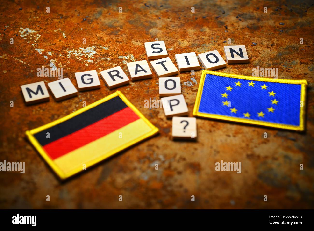 Schriftzüge Migration und Stop mit Fragezeichen neben EU- und Deutschland-Fahne, Symbolfoto ...