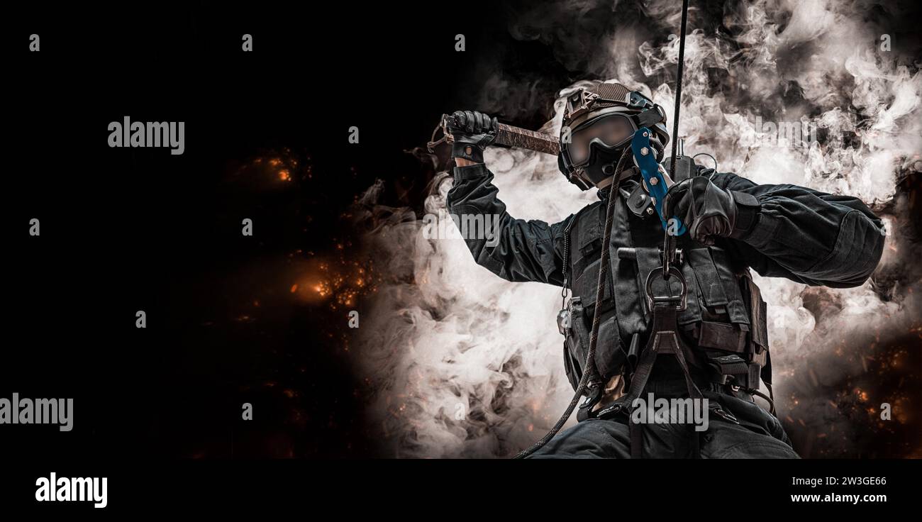 Spezialkräfte-Soldat hängt an einem Seil und schwingt mit einer ...