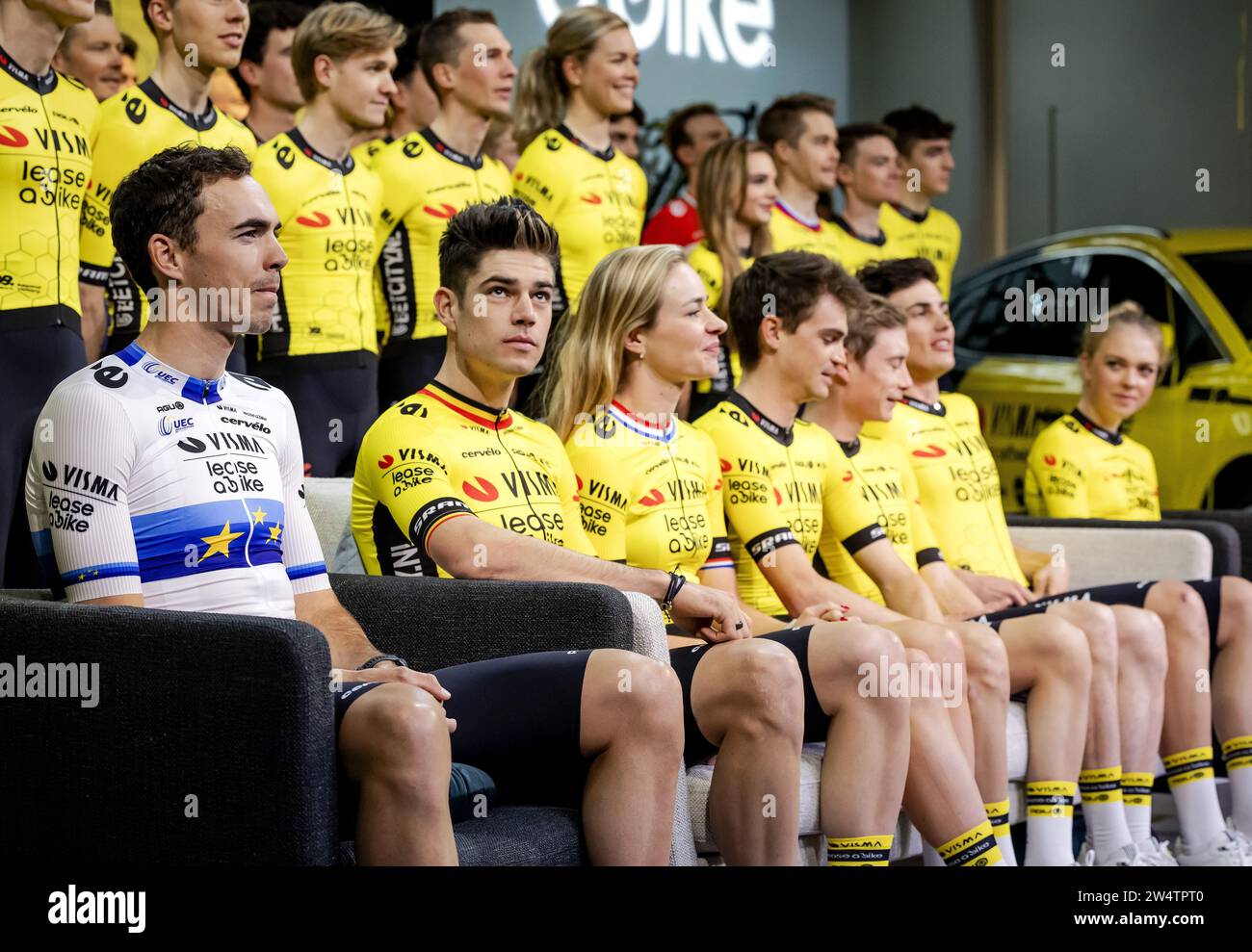 AMSTERDAM - Gruppenfoto mit der ersten Reihe der Radfahrer Christophe ...