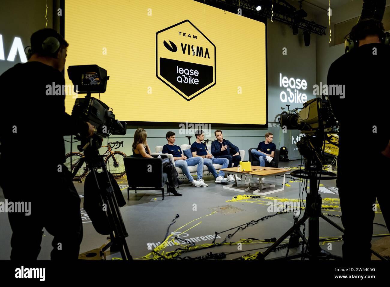 AMSTERDAM - Olav Kooij, Wout van Aert, Sportdirektor Merijn Zeeman und ...