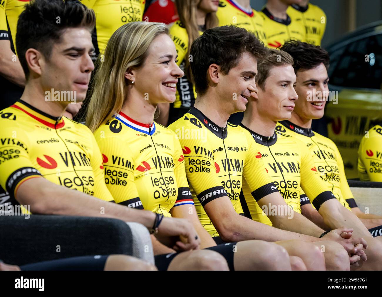 AMSTERDAM - Gruppenfoto mit in der ersten Reihe die Radfahrer Wout van ...
