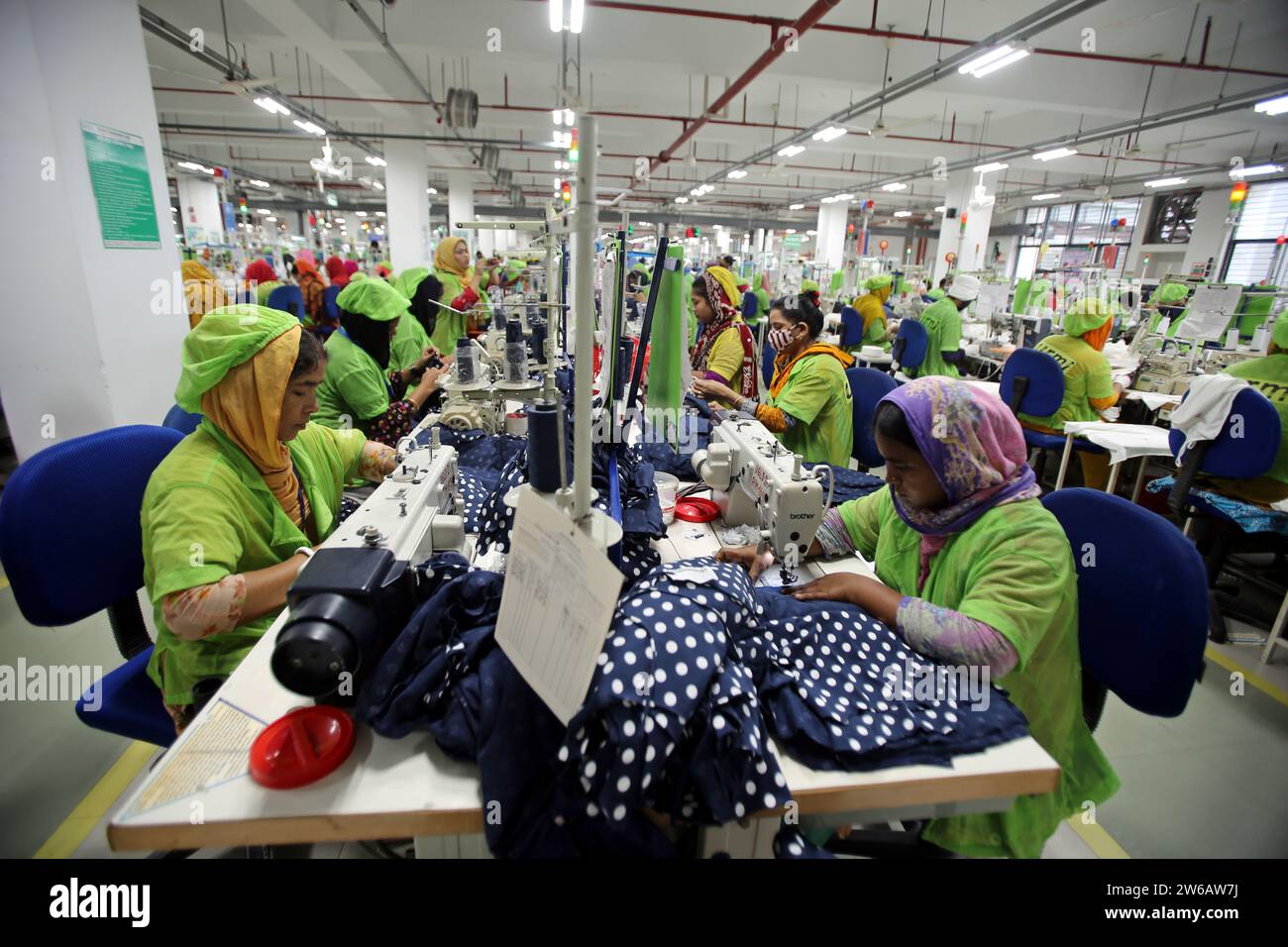 Der Arbeiter arbeitet am 21. Dezember 2023 in einer Bekleidungsfabrik ...