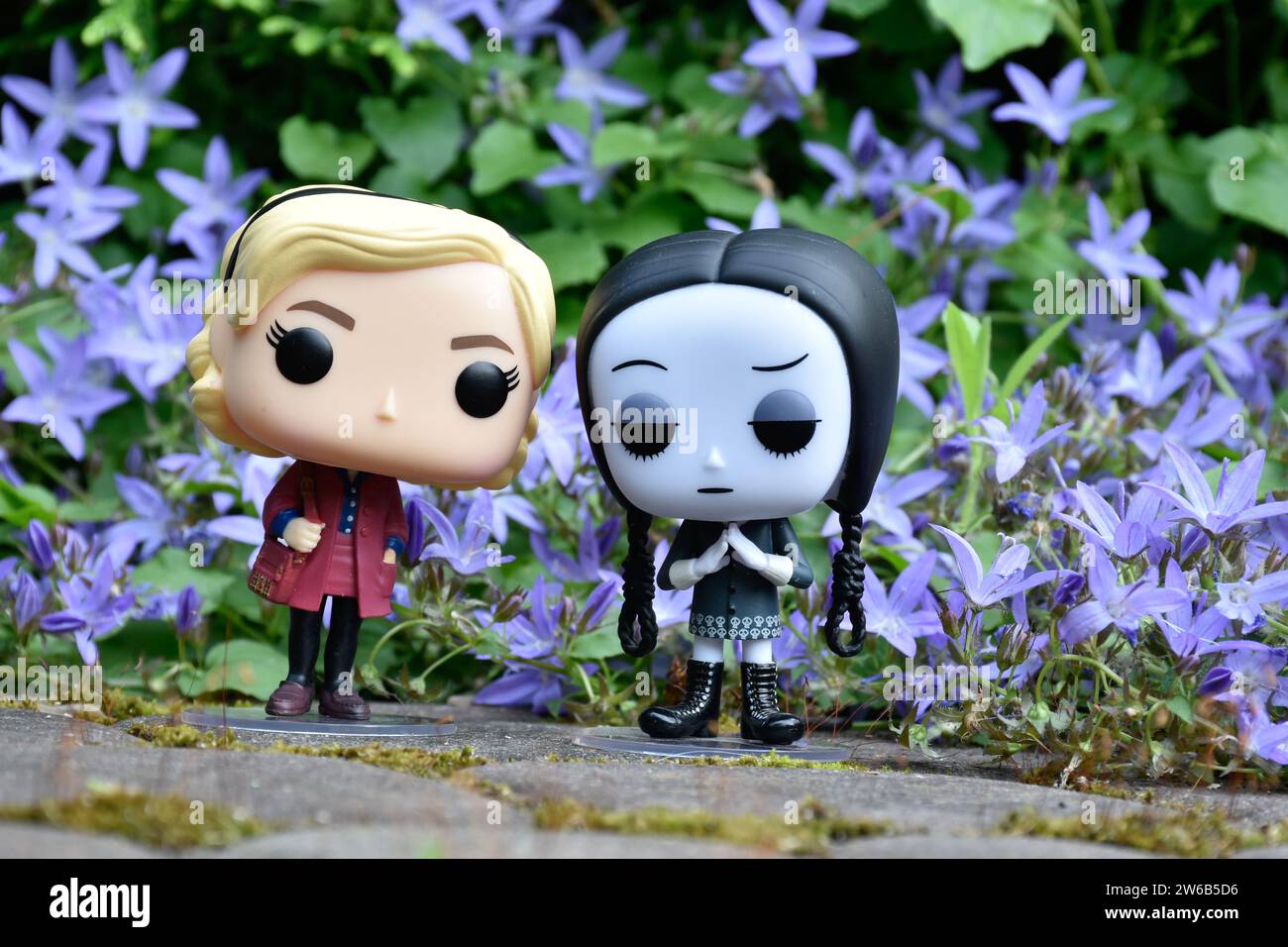 Funko Pop Actionfiguren der jungen Hexe Sabrina Spellman und Wednesday ...
