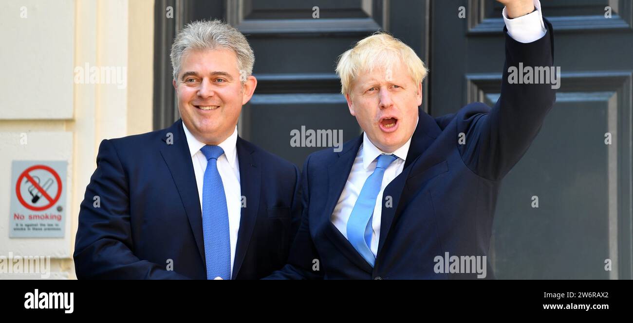 Boris Johnson schüttelt Hände mit dem Vorsitzenden der Konservativen ...