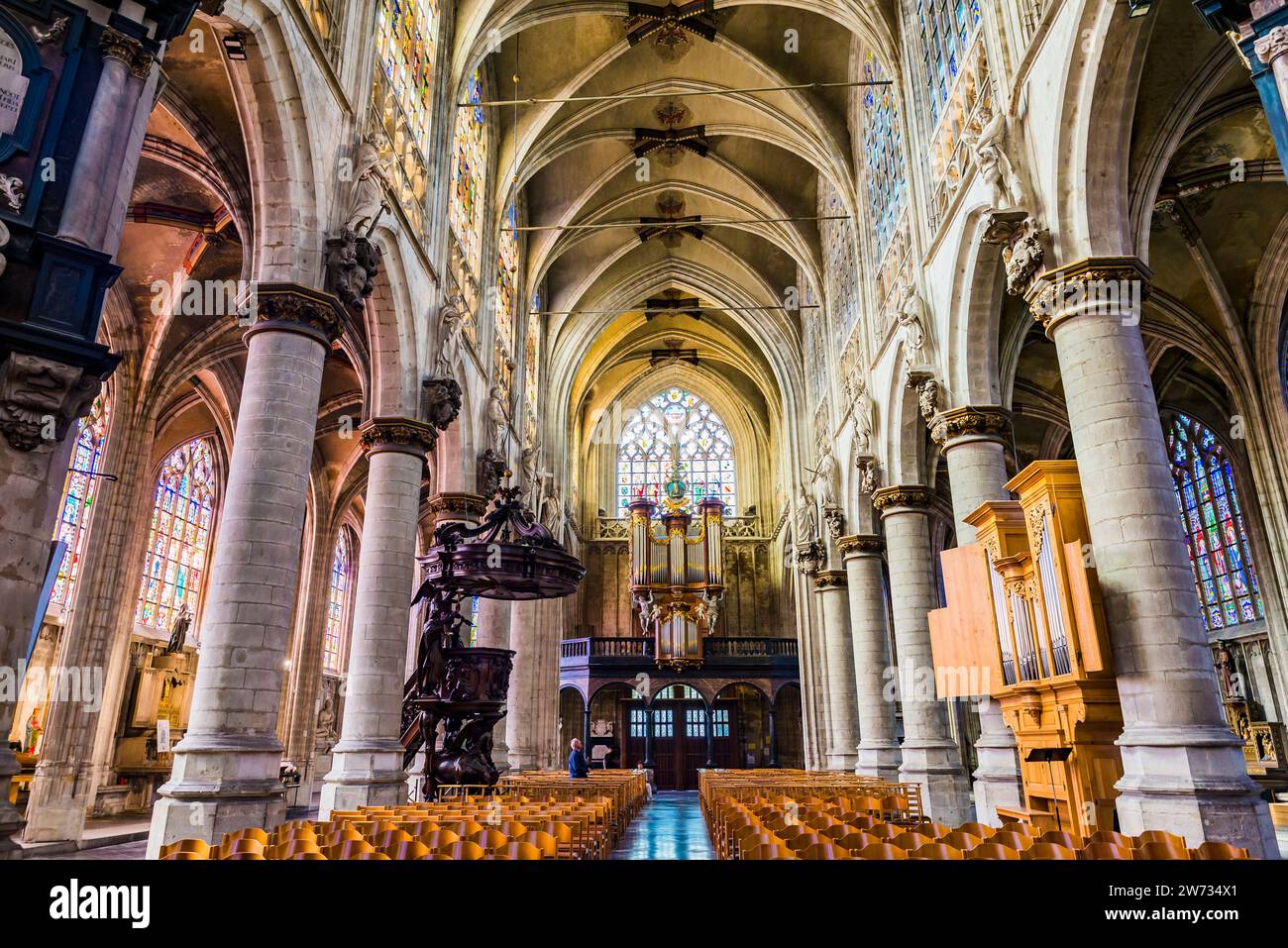 Schiff, Blick vom Altar. Die Kirche unserer Seligen Frau von Sablon ist eine römisch-katholische ...