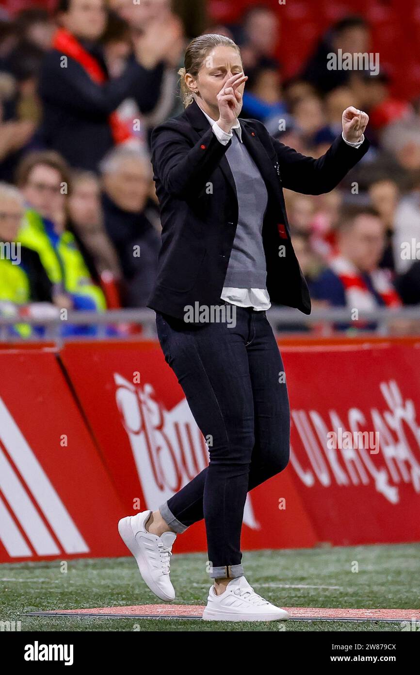 AMSTERDAM, NIEDERLANDE - 20. DEZEMBER: Cheftrainer Suzanne Bakker (AJAX ...