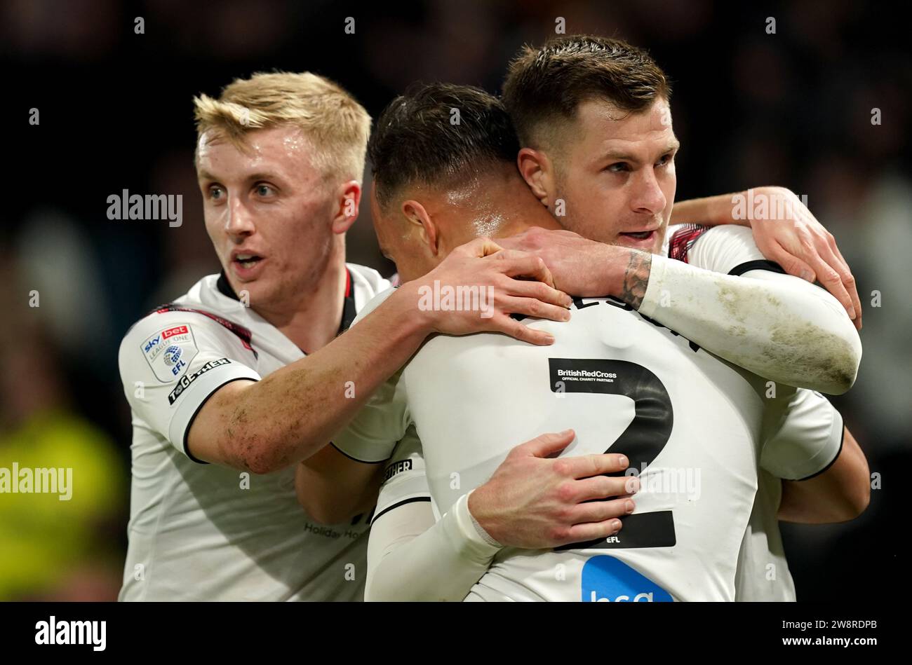 James Collins (rechts) von Derby County feiert mit Kane Wilson (Mitte ...