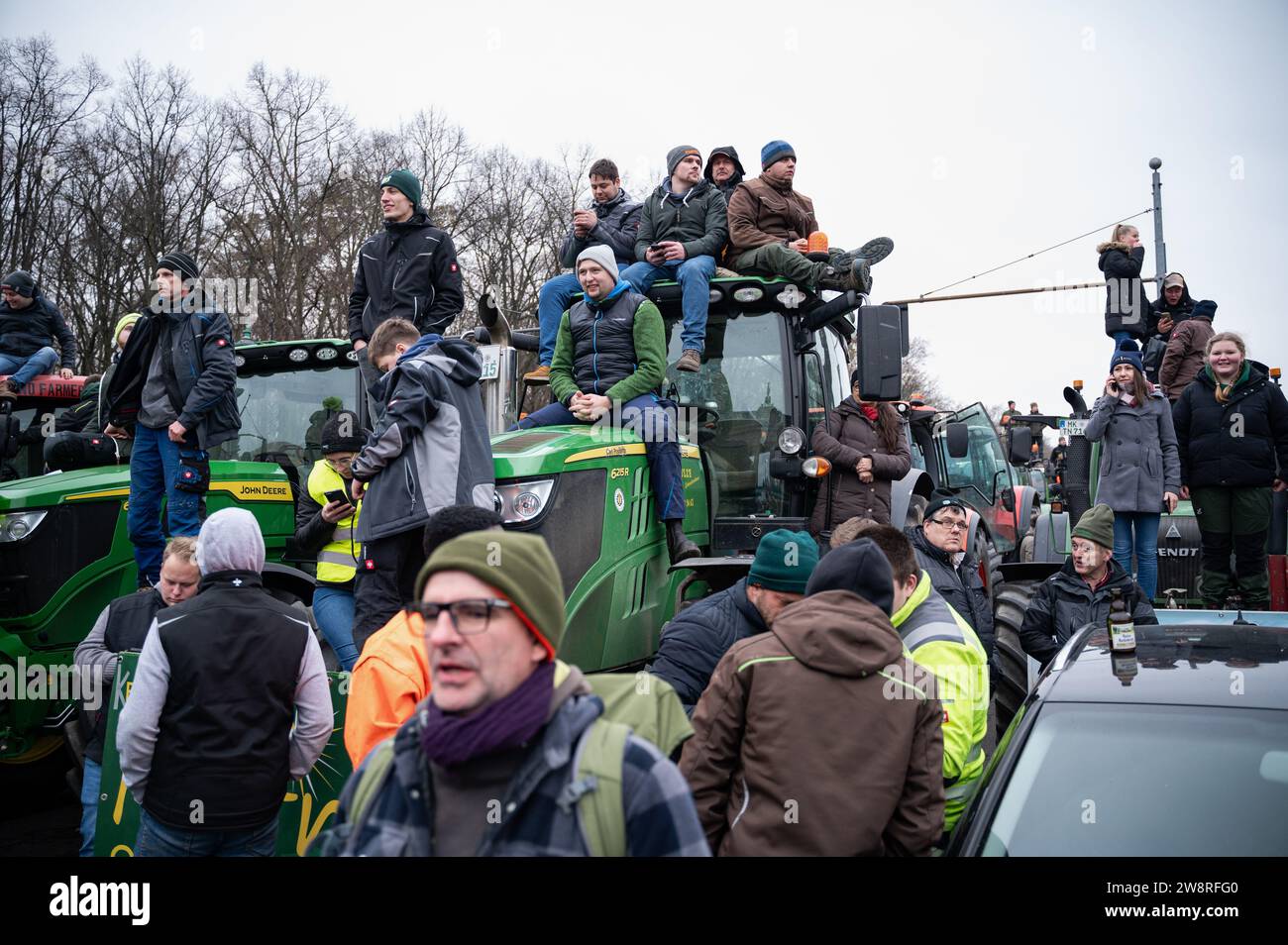 18.12.2023, Berlin, Deutschland, Europa - mehrere tausend Bauern ...