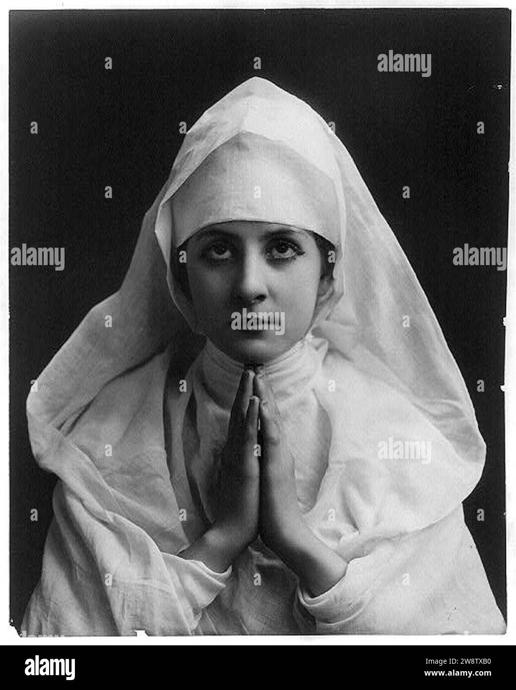 Eine junge Frau, die als Model arbeitet, halb lgth., die weiße ...