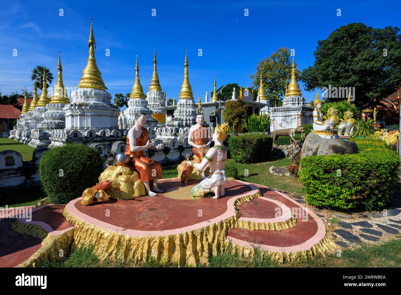 Lampang, Thailand - 2. Dezember 2023: Wat Phra Chedi Sao lang ist ein ...