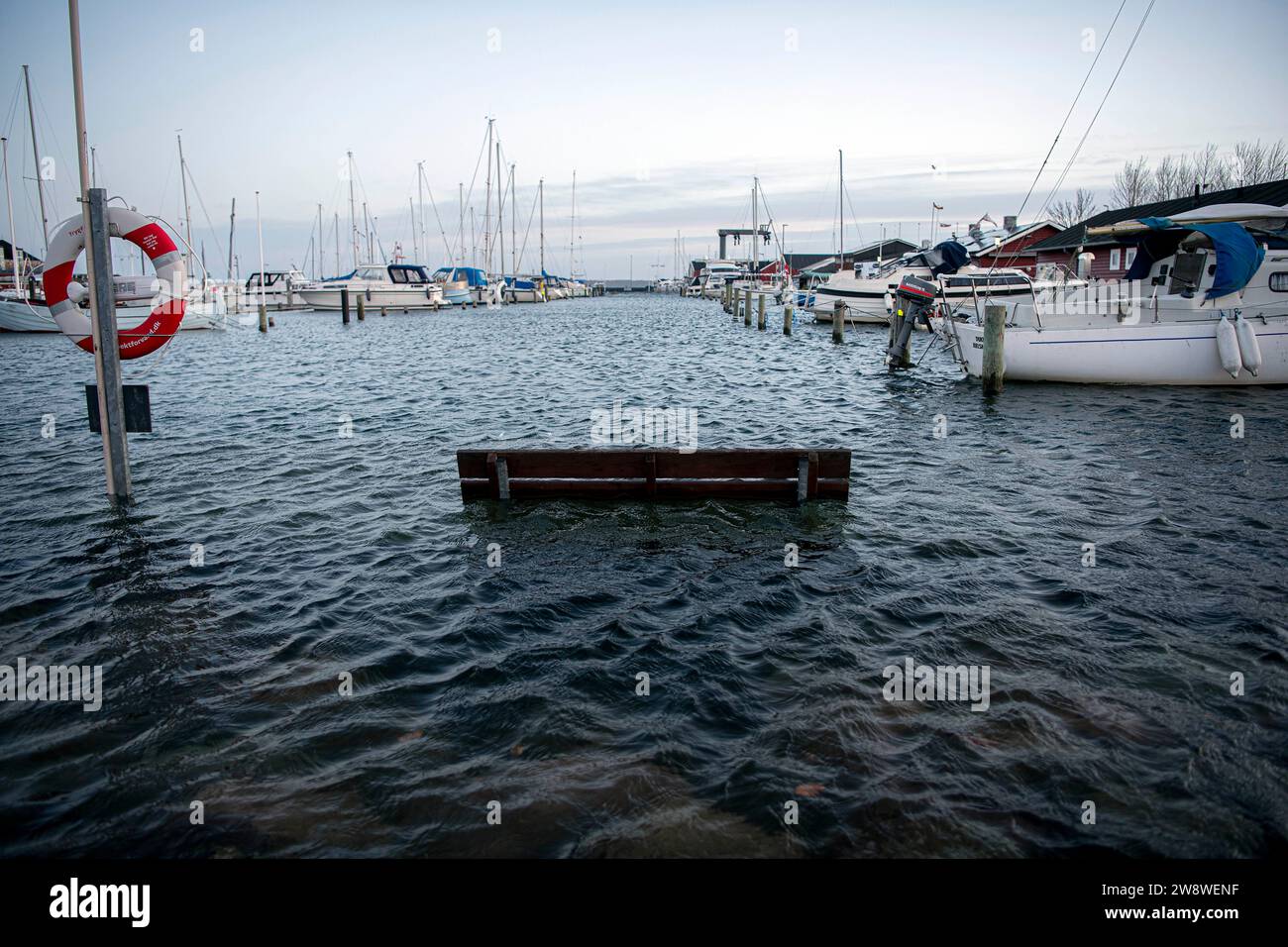 Hochwasser im Hafen von Juelsminde, Jütland, Dänemark, Freitag, 22 ...
