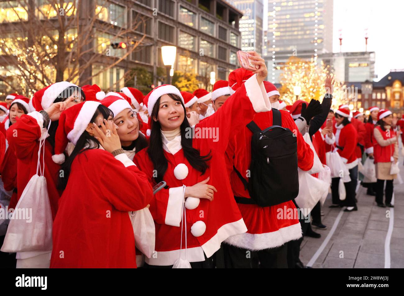 Tokio, Japan. Dezember 2023. Rund 300 Büroangestellte in ...