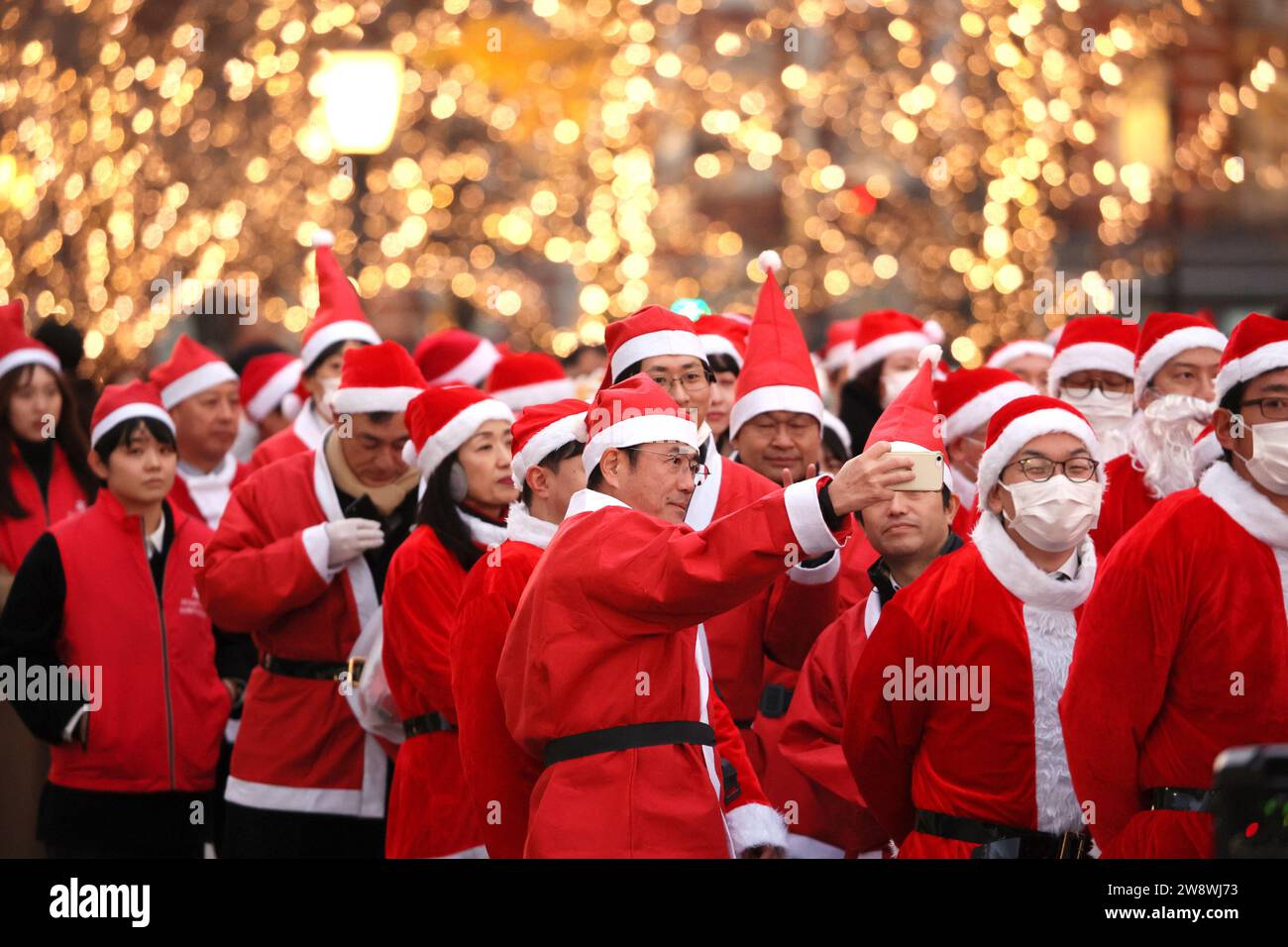 Tokio, Japan. Dezember 2023. Rund 300 Büroangestellte in ...