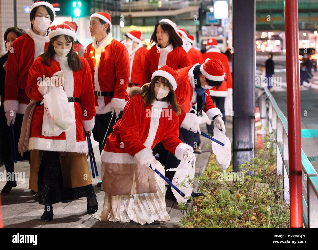 Tokio, Japan. Dezember 2023. Rund 300 Büroangestellte in ...
