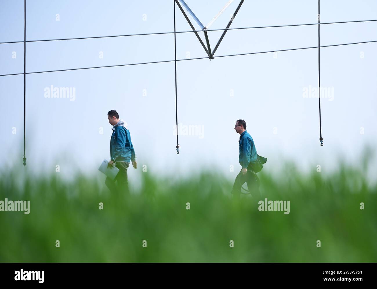 (231222) -- PEKING, 22. Dezember 2023 (Xinhua) -- Liu Yahui (R) und ...