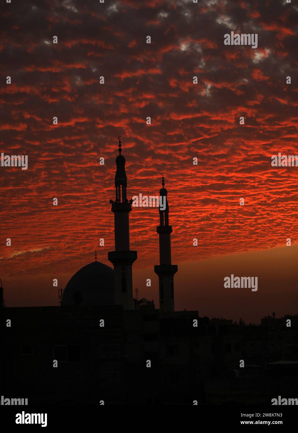 Rafah, Gaza. Dezember 2023. Der Himmel ist rot beleuchtet bei ...