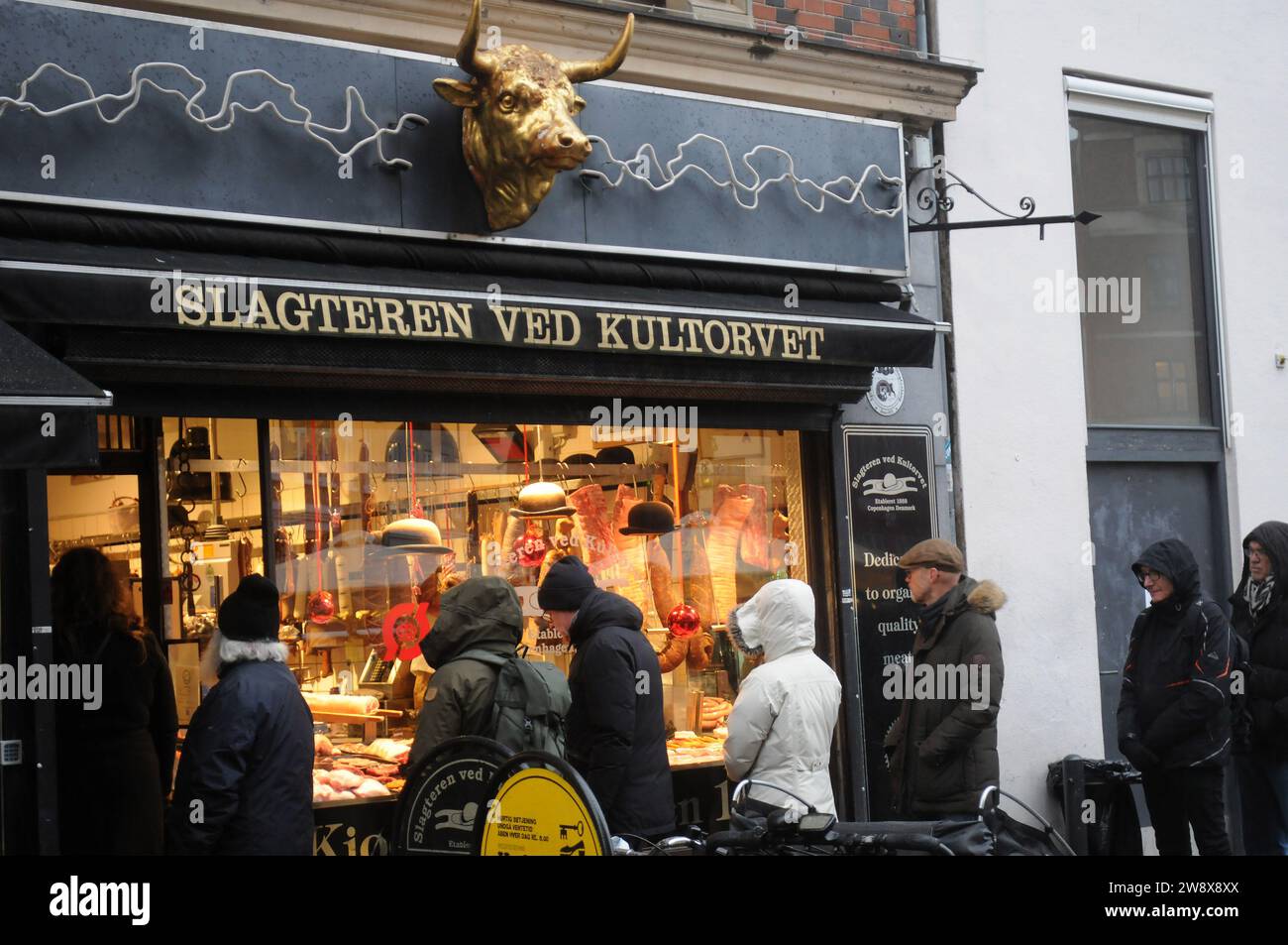 Kopenhagen, Dänemark /22. Dezember 2023/.Conusmer steht kalt zum ...