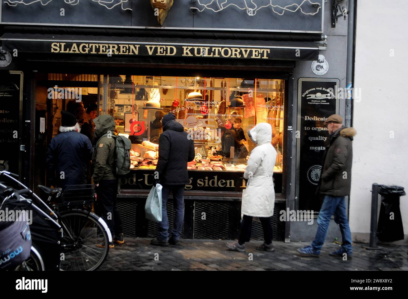 Kopenhagen, Dänemark /22. Dezember 2023/.Conusmer steht kalt zum ...