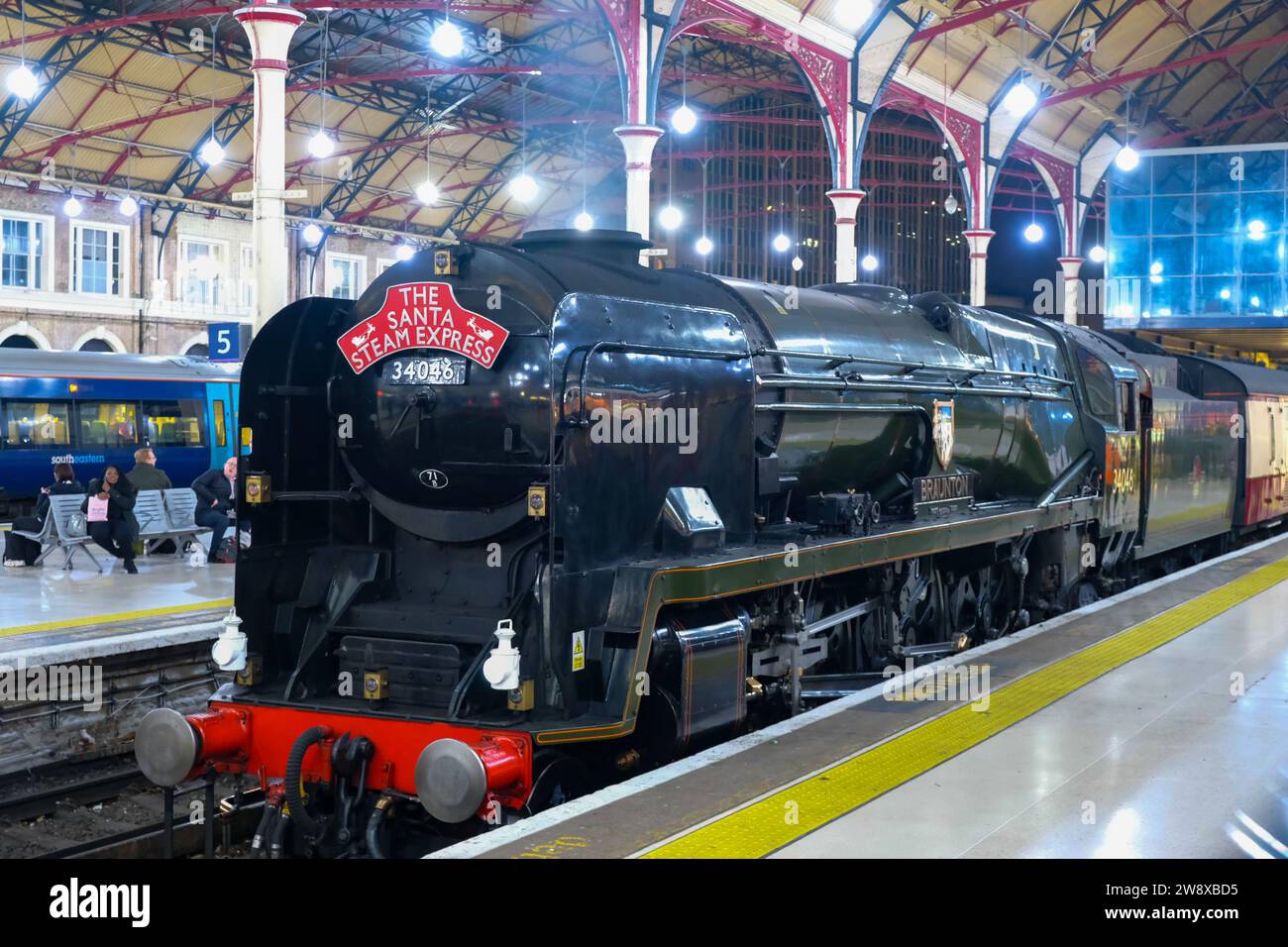 London, Großbritannien. Dezember 2023. Der Santa Steam Express führt ...