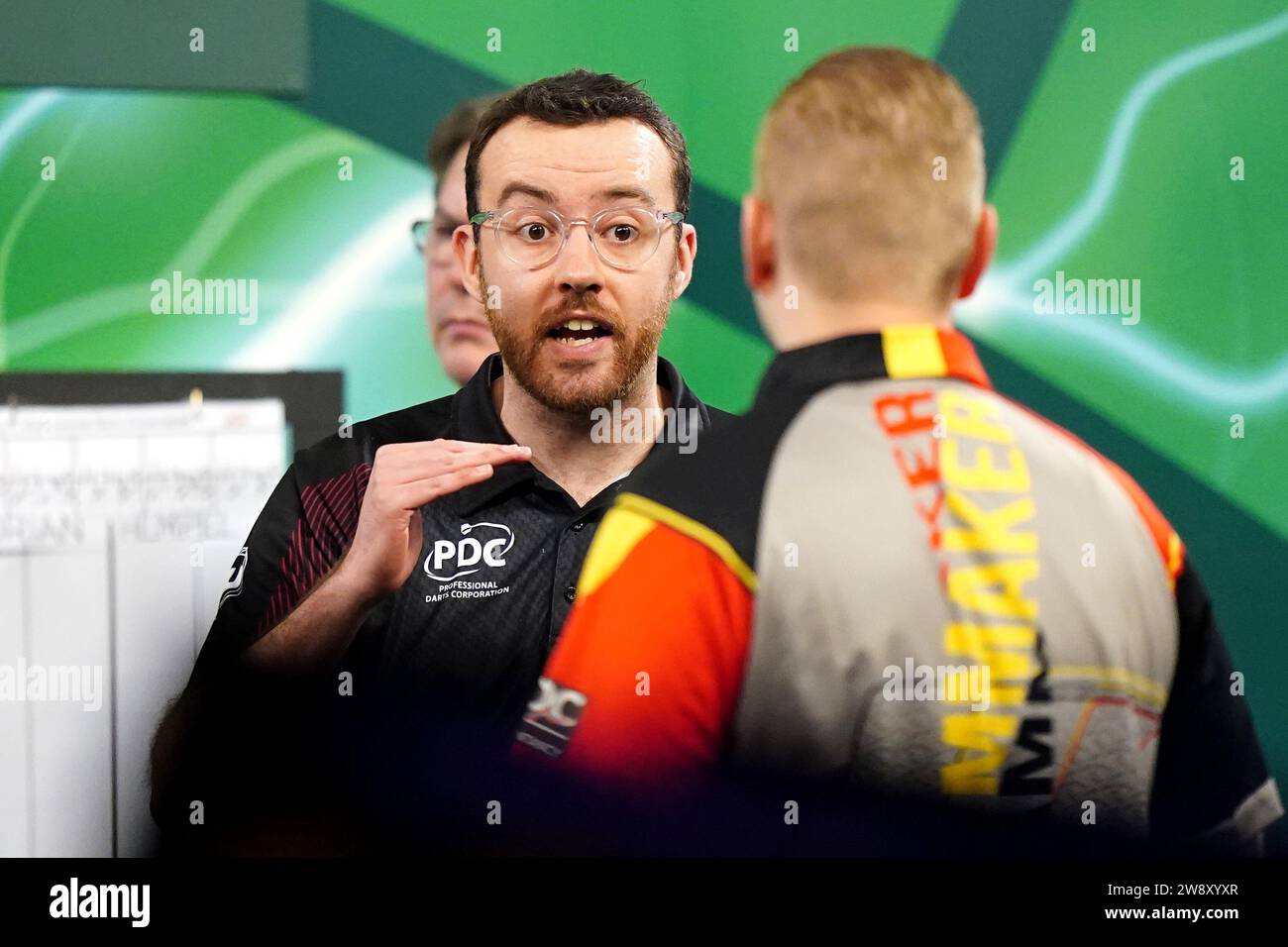 Schiedsrichter Kirk Bevins spricht mit Dimitri Van den Bergh (rechts ...
