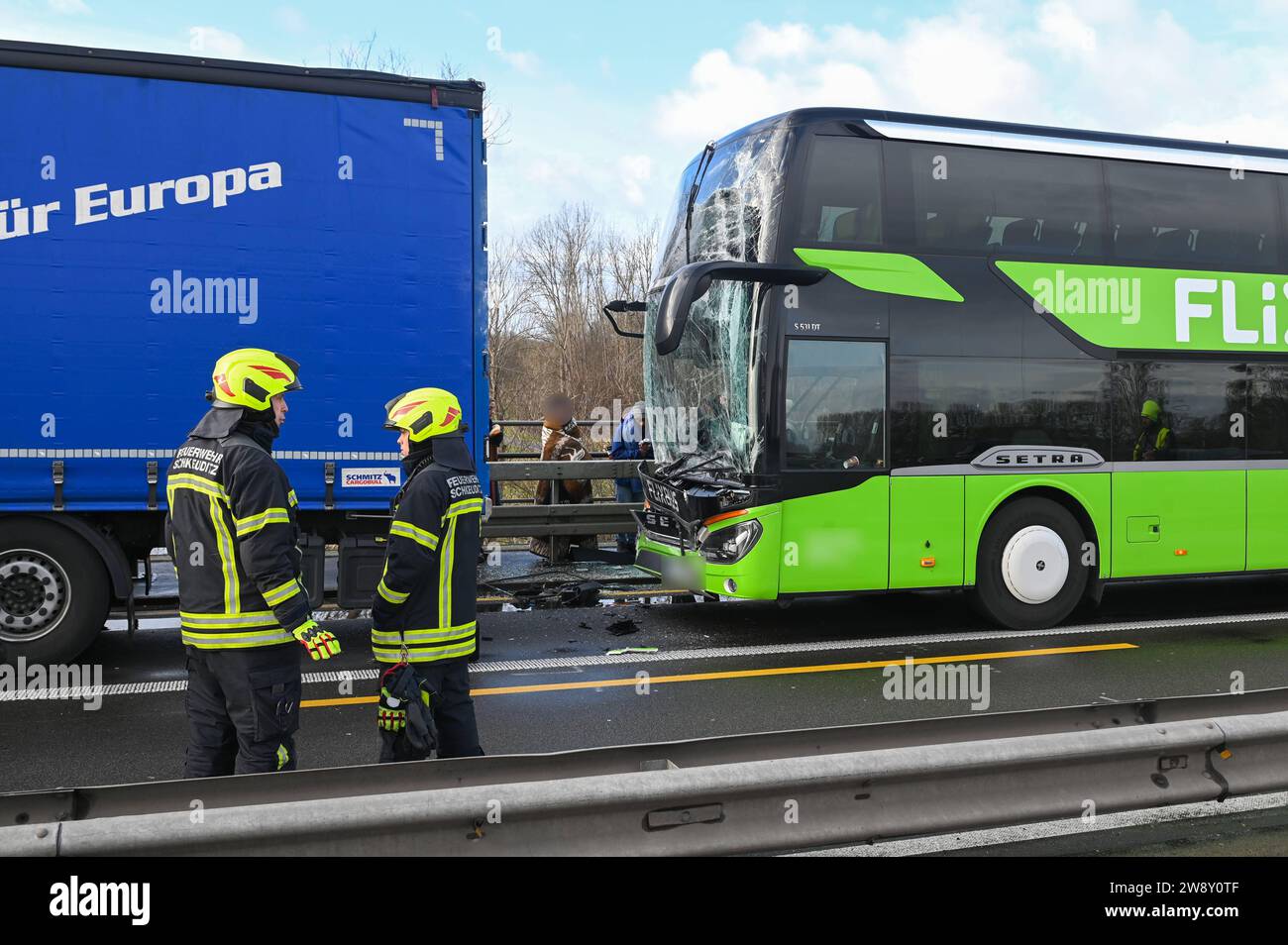 A9/Leipzig - Reisebus kracht auf LKW auf: Vier Verletzte und 56 Reisende in der Kälte ...
