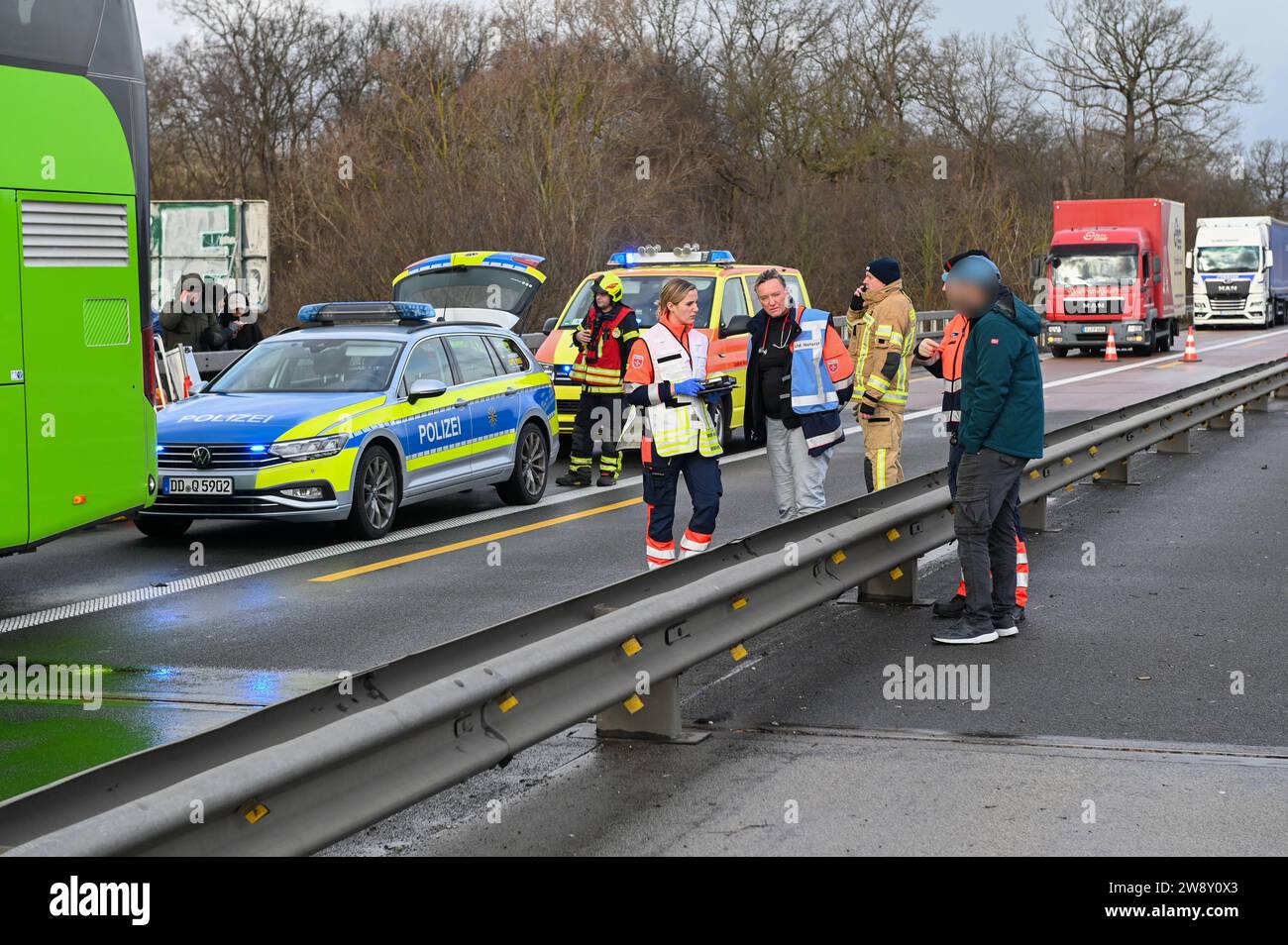 A9/Leipzig - Reisebus kracht auf LKW auf: Vier Verletzte und 56 Reisende in der Kälte ...