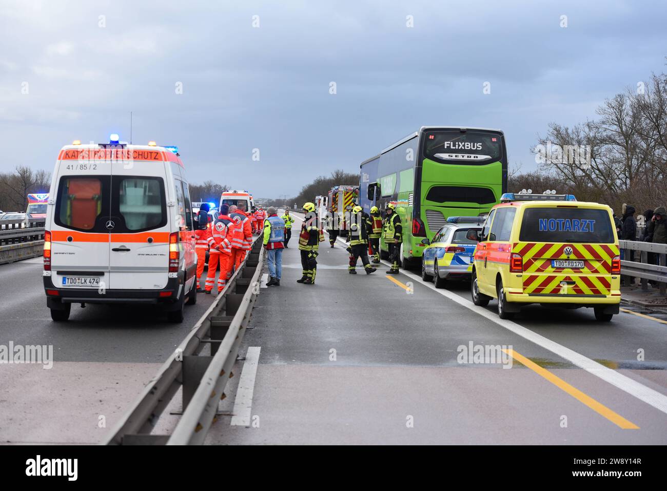 A9/Leipzig - Reisebus kracht auf LKW auf: Vier Verletzte und 56 Reisende in der Kälte ...